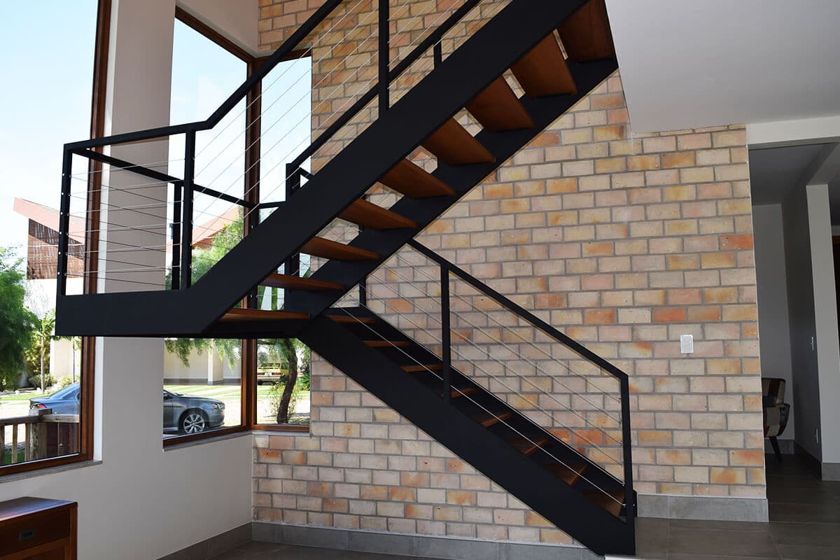 Escadas MV: Projetos de escadas de madeira, escadas de ferro e mistas.